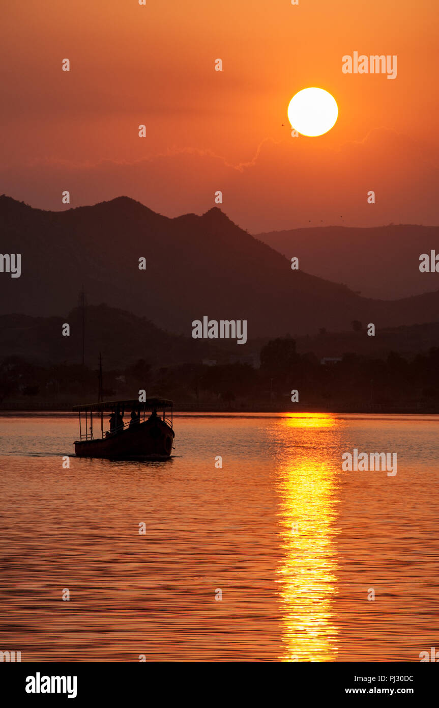 Sunset on Nakki lake , Mount Abu Stock Photo - Alamy
