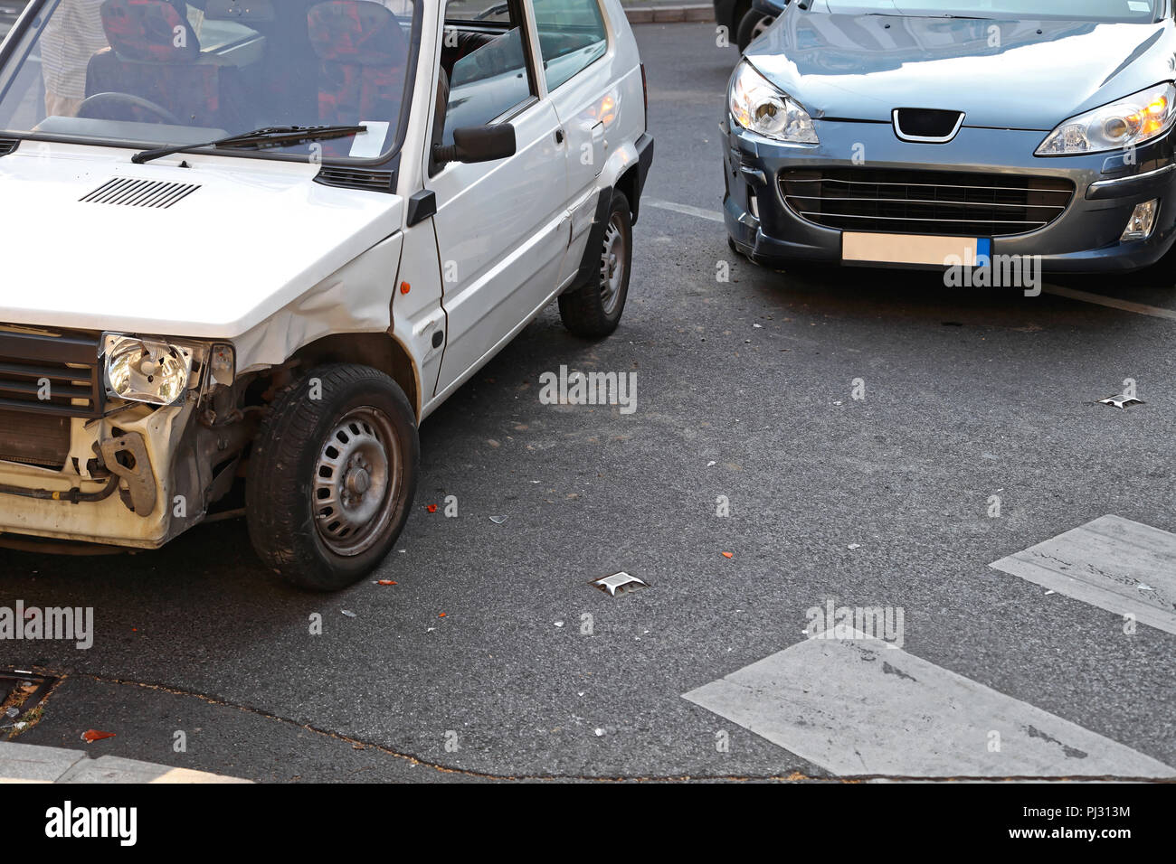 Two cars traffic accident hi-res stock photography and images - Alamy