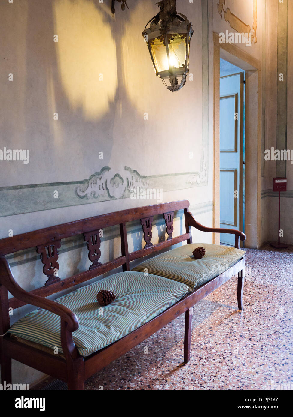 Fabric bench hi-res stock photography and images - Alamy