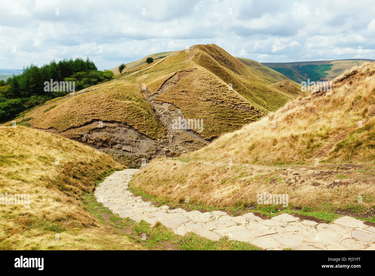 Peak District National Park, Derbyshire, England. Walks in Mam Tor ...