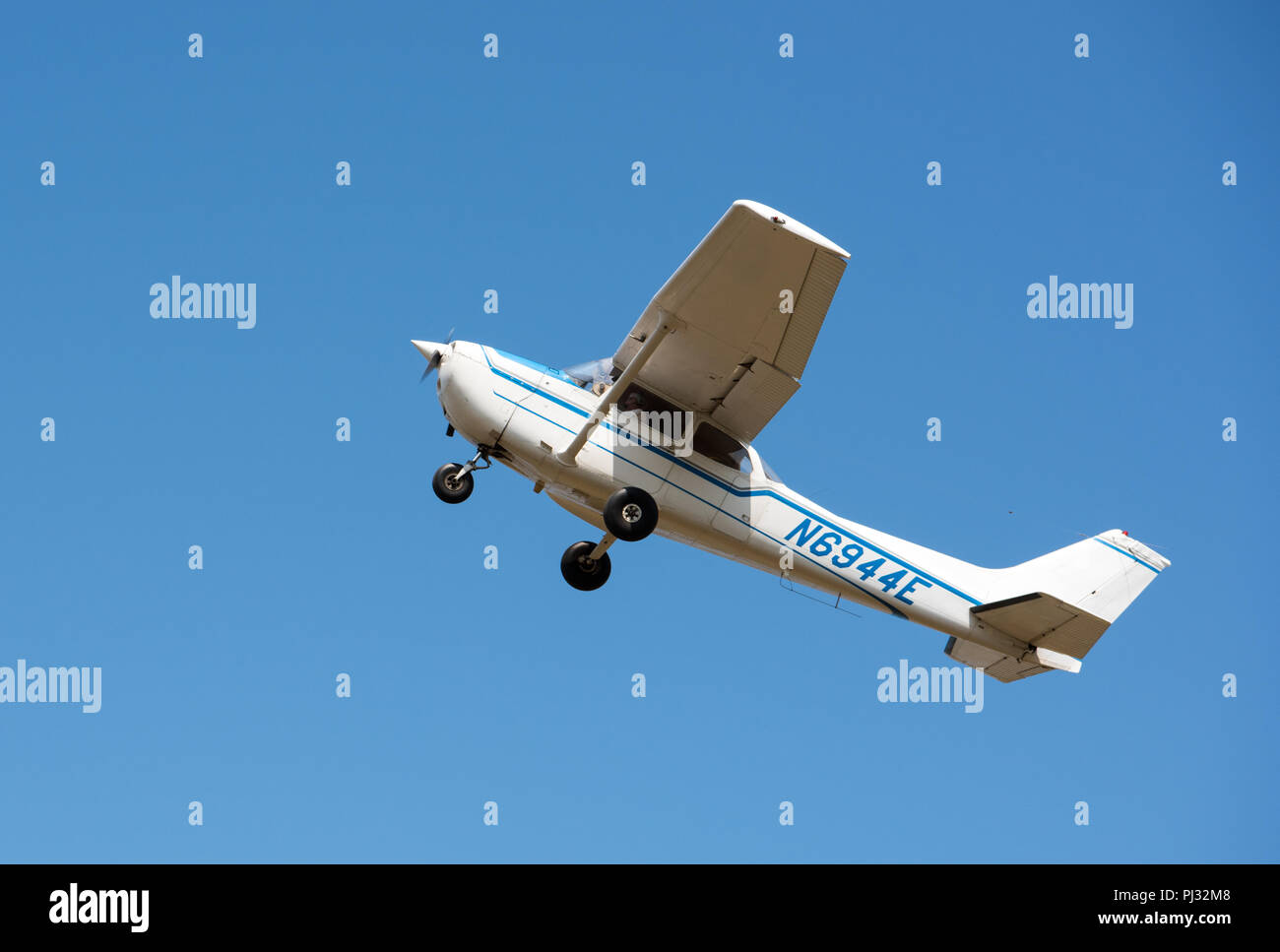 flying single prop aircraft Stock Photo - Alamy
