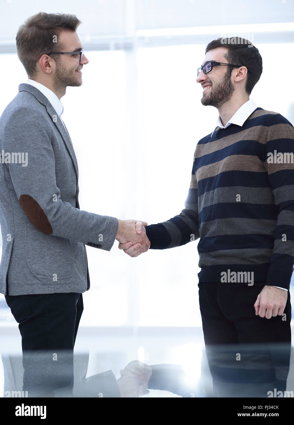 welcome and handshake of business partners Stock Photo - Alamy