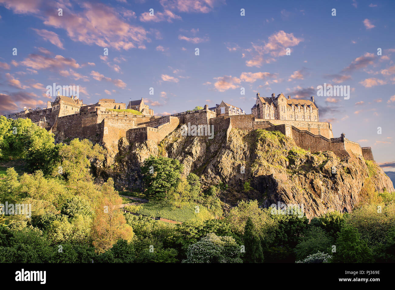 Edinburgh castle summer hi-res stock photography and images - Alamy