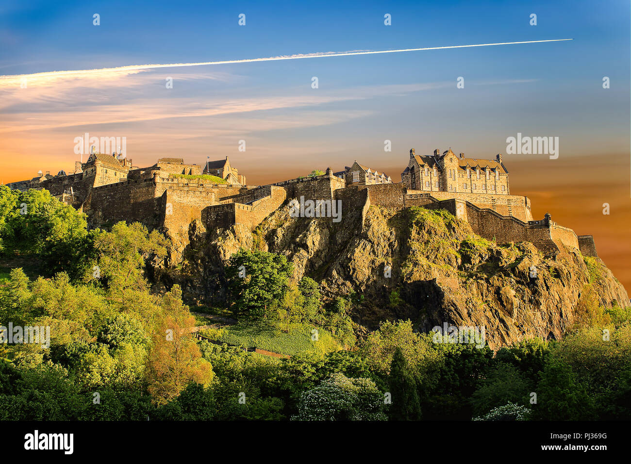 Edinburgh castle tour guide hi-res stock photography and images - Alamy