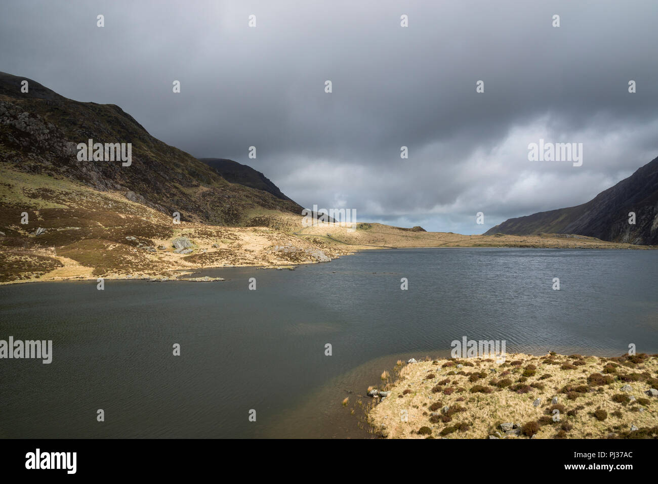 Beautiful mountainous scenery around Llyn Idwal in Cwm Idwal nature ...