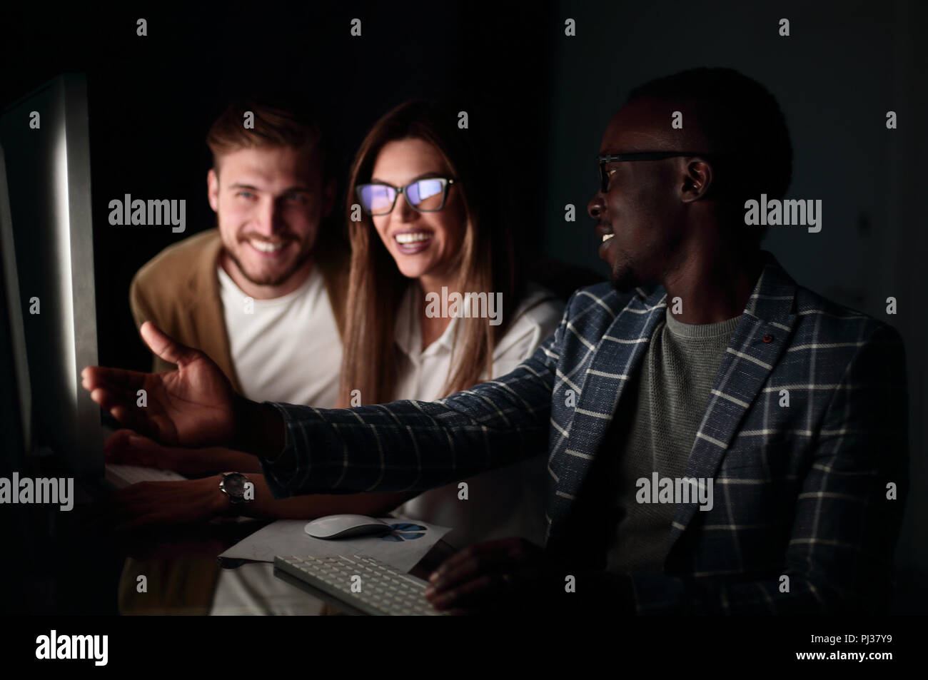 employees discussing something sitting at the Desk Stock Photo - Alamy