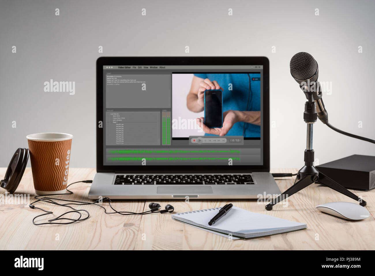 Blogger monitor hi-res stock photography and images - Alamy