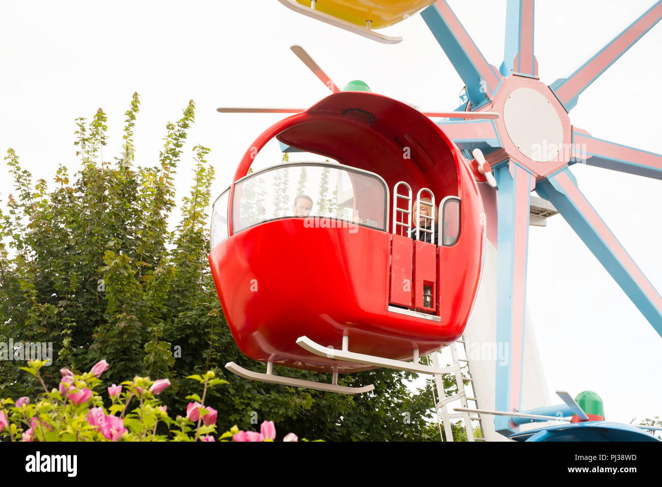 Miss Rabbits Helicopter flight ride, Peppa pig world, Paultons park ...