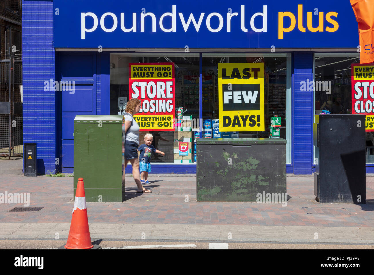 Store closing down posters hi-res stock photography and images - Alamy