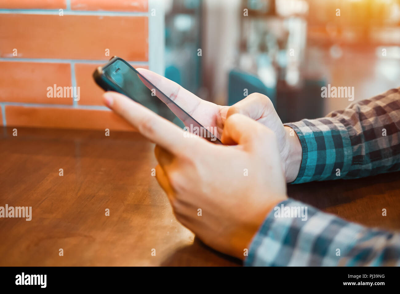 Man using social media hi-res stock photography and images - Alamy