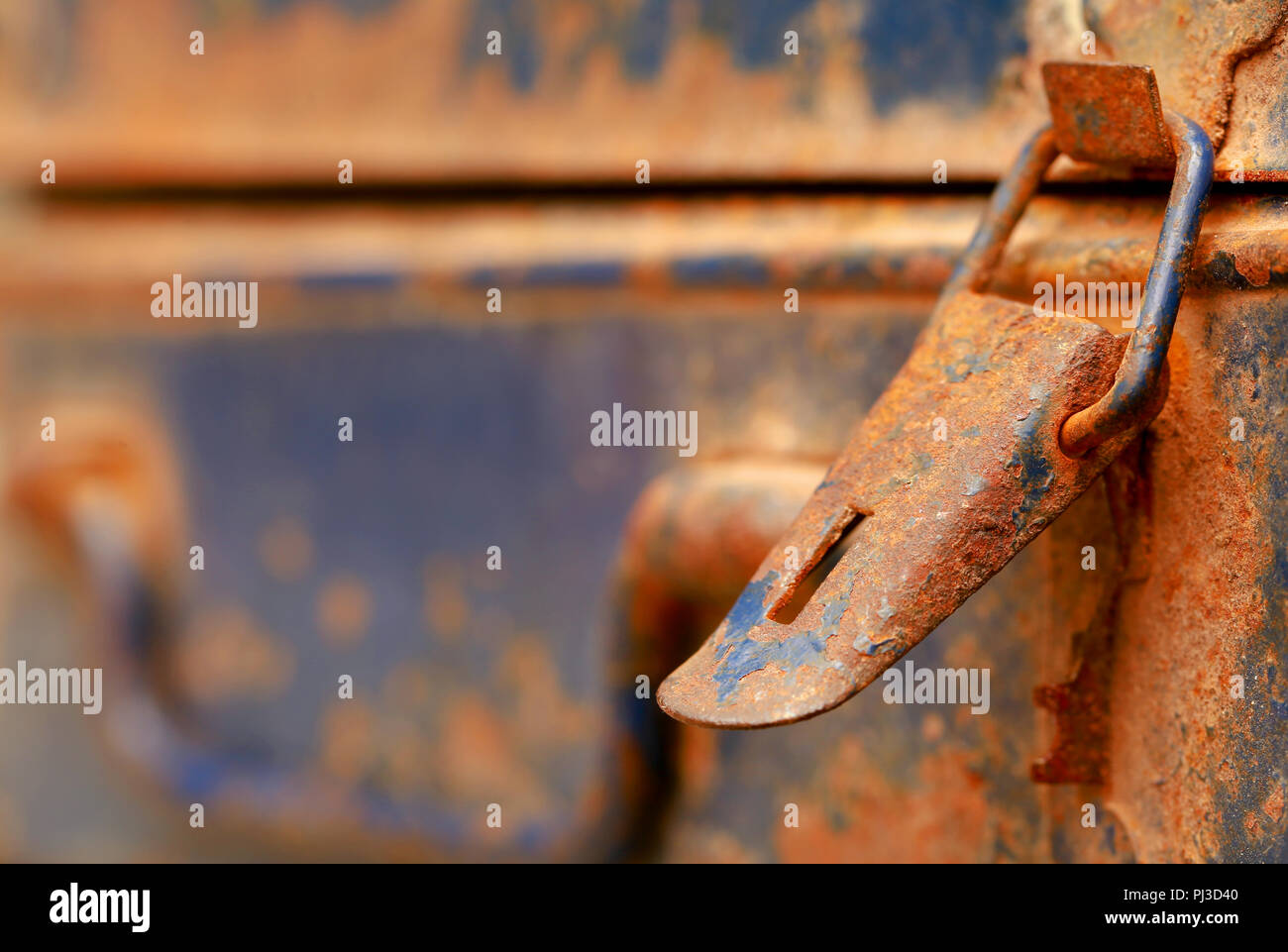Old fashioned hinge hi-res stock photography and images - Alamy