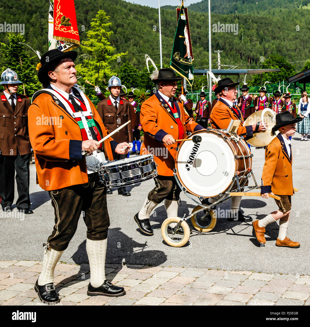 Marchpast hi-res stock photography and images - Alamy