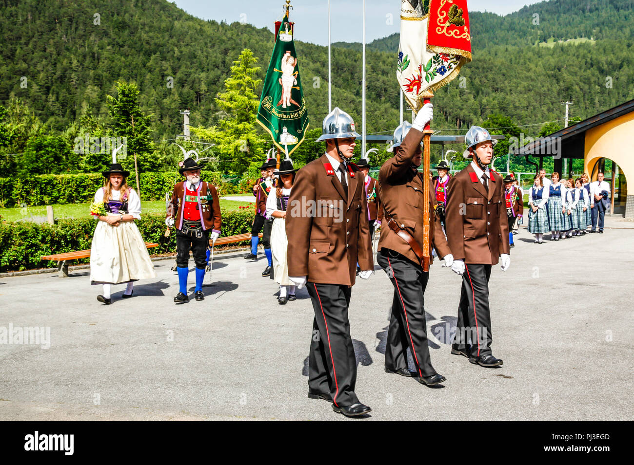 Austrian traditional costumes hi-res stock photography and images - Alamy