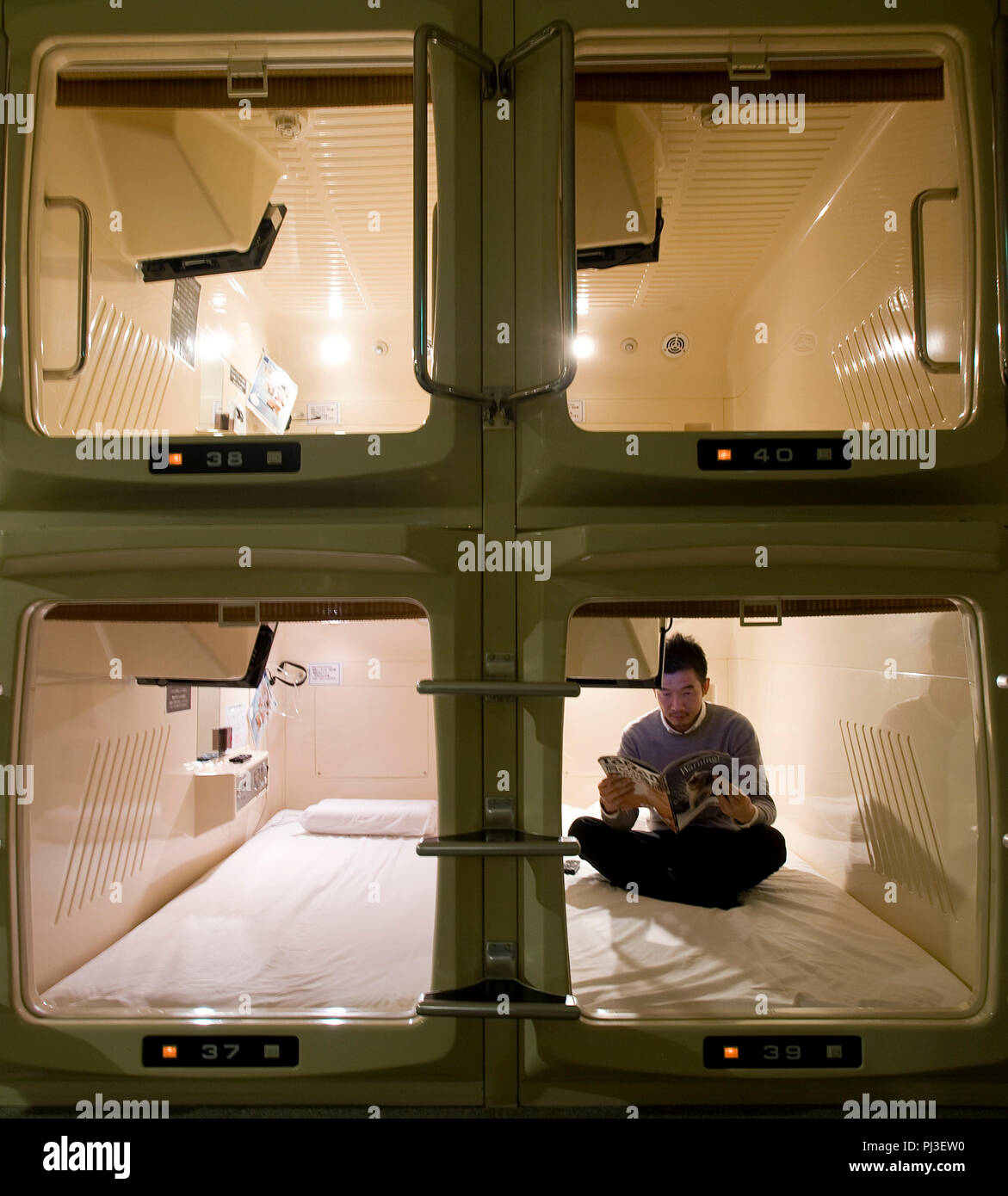 Capsule hotel japan hi-res stock photography and images - Alamy
