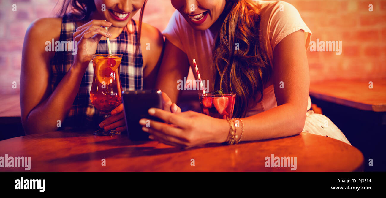 Women with mobile phone hi-res stock photography and images - Alamy