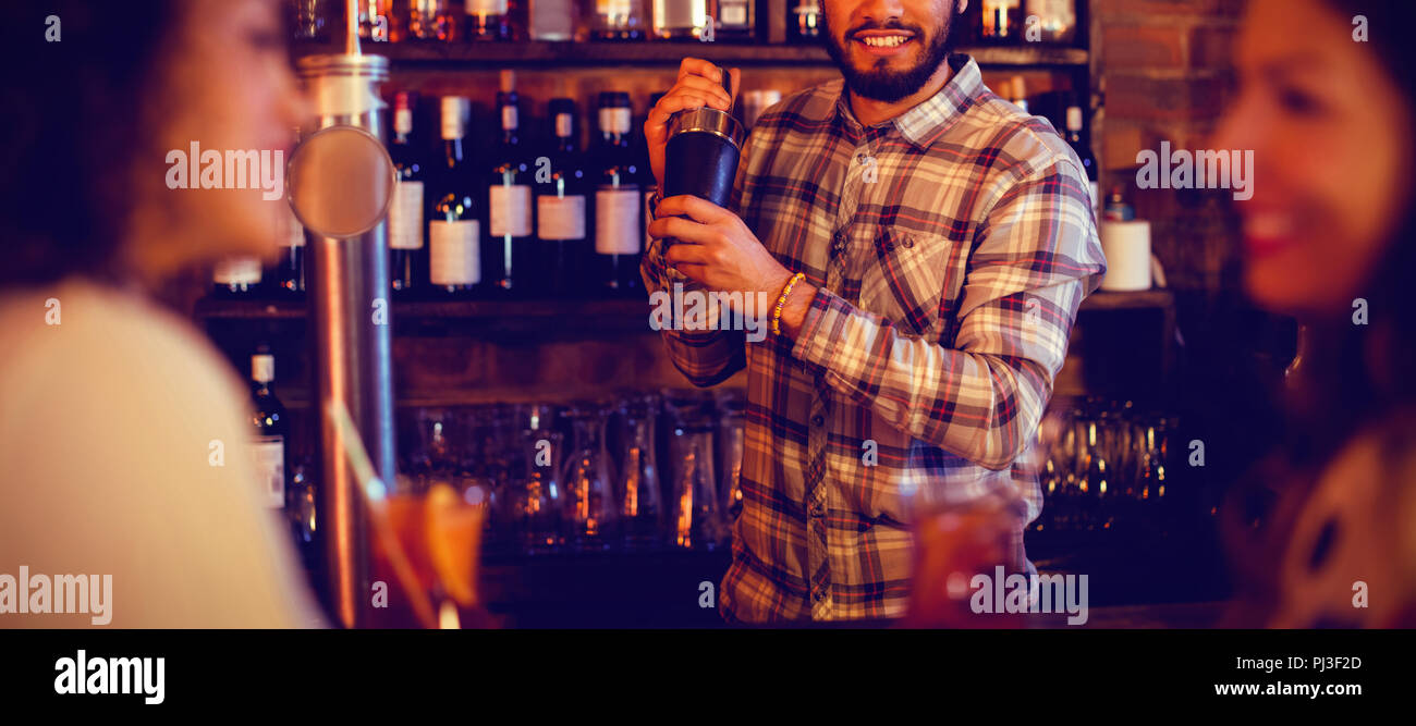 Bartender mixing a cocktail drink in cocktail shaker Stock Photo - Alamy