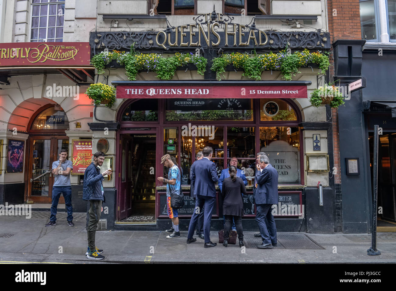 Pub, The Queens Head, Denham St, Soho, London, England, Grossbritannien ...