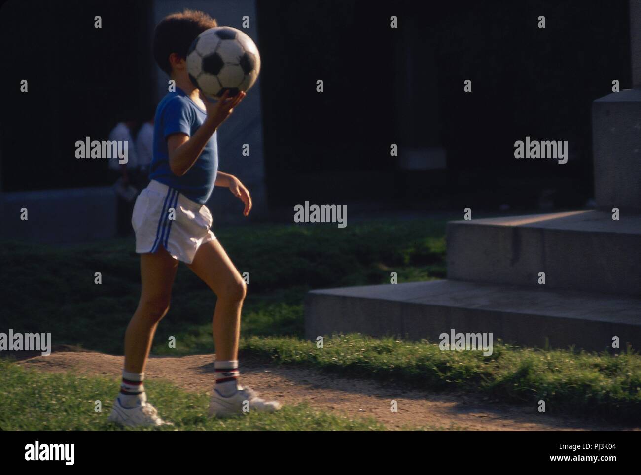 Nino jugando hi-res stock photography and images - Alamy