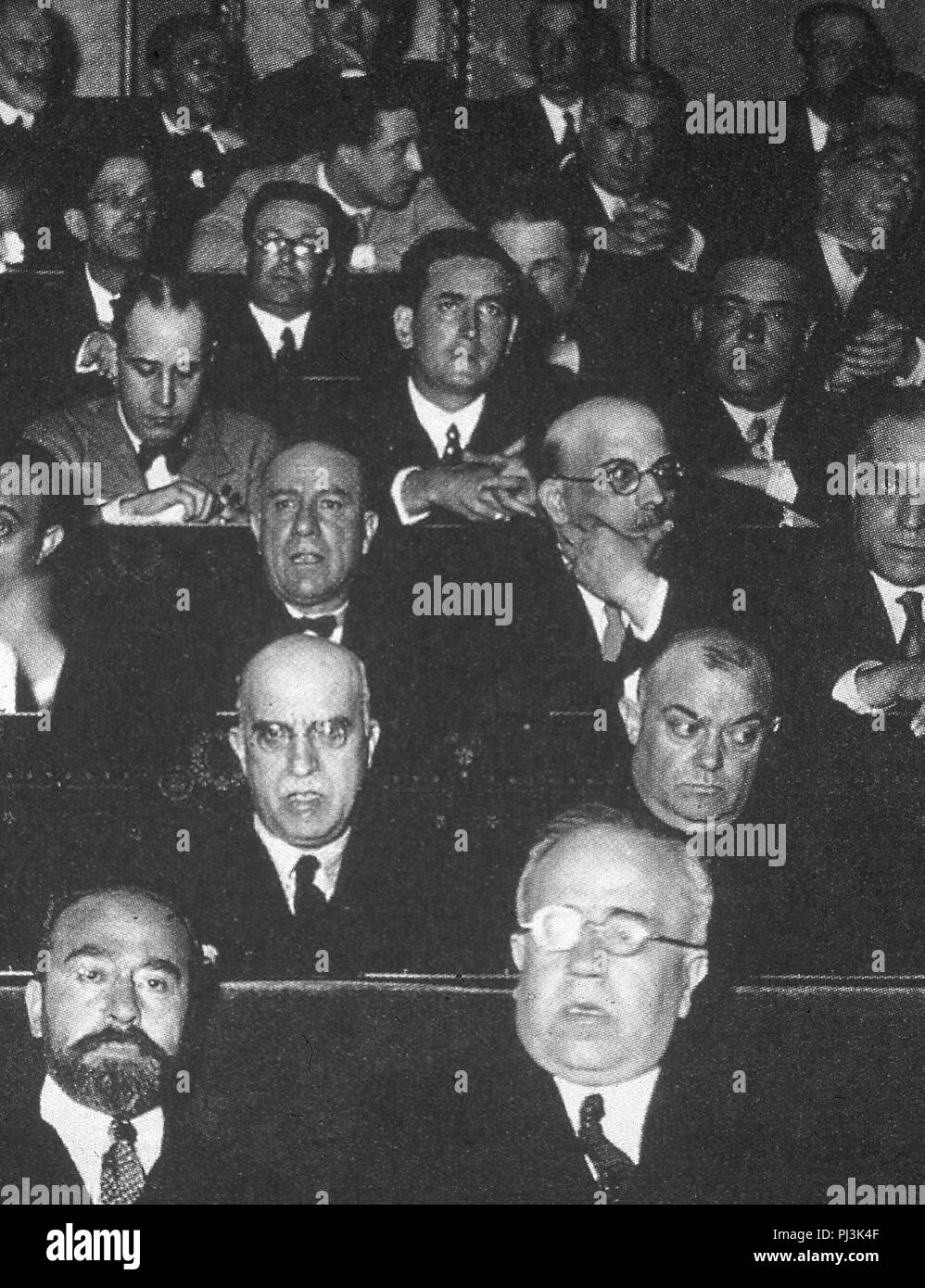 APERTURA DE LAS CORTES EN LA II REPUBLICA, EN PRIMER TERMINO AZAÑA ...