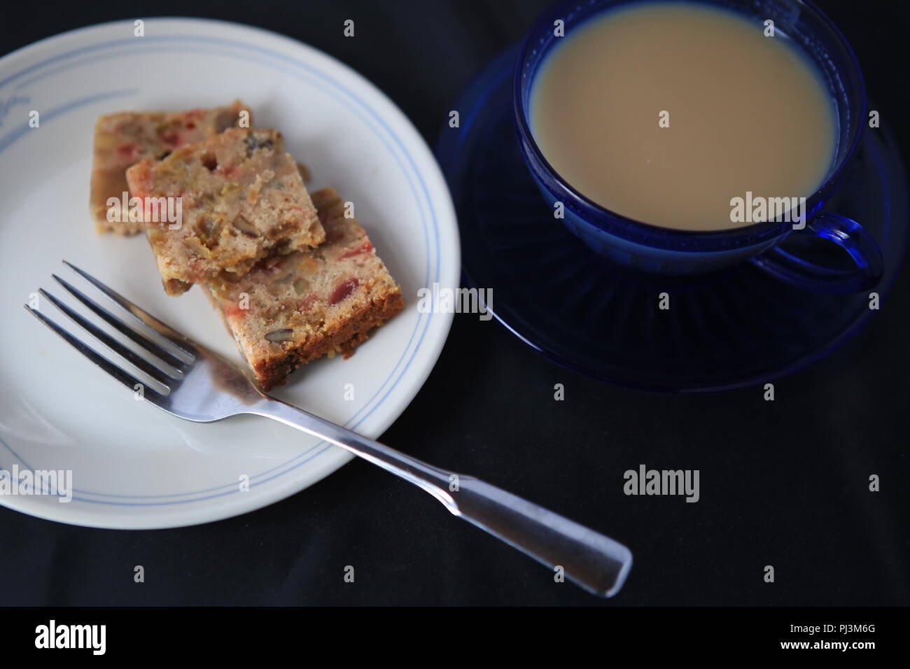 Empty plate cake crumbs hi-res stock photography and images - Alamy