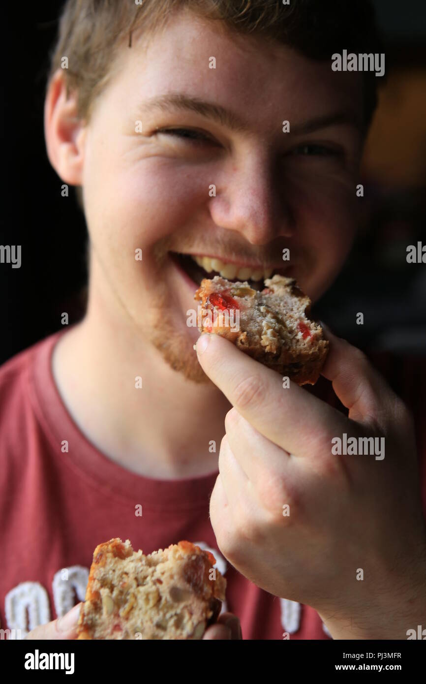 Man eating cake with his hands hi-res stock photography and images - Alamy