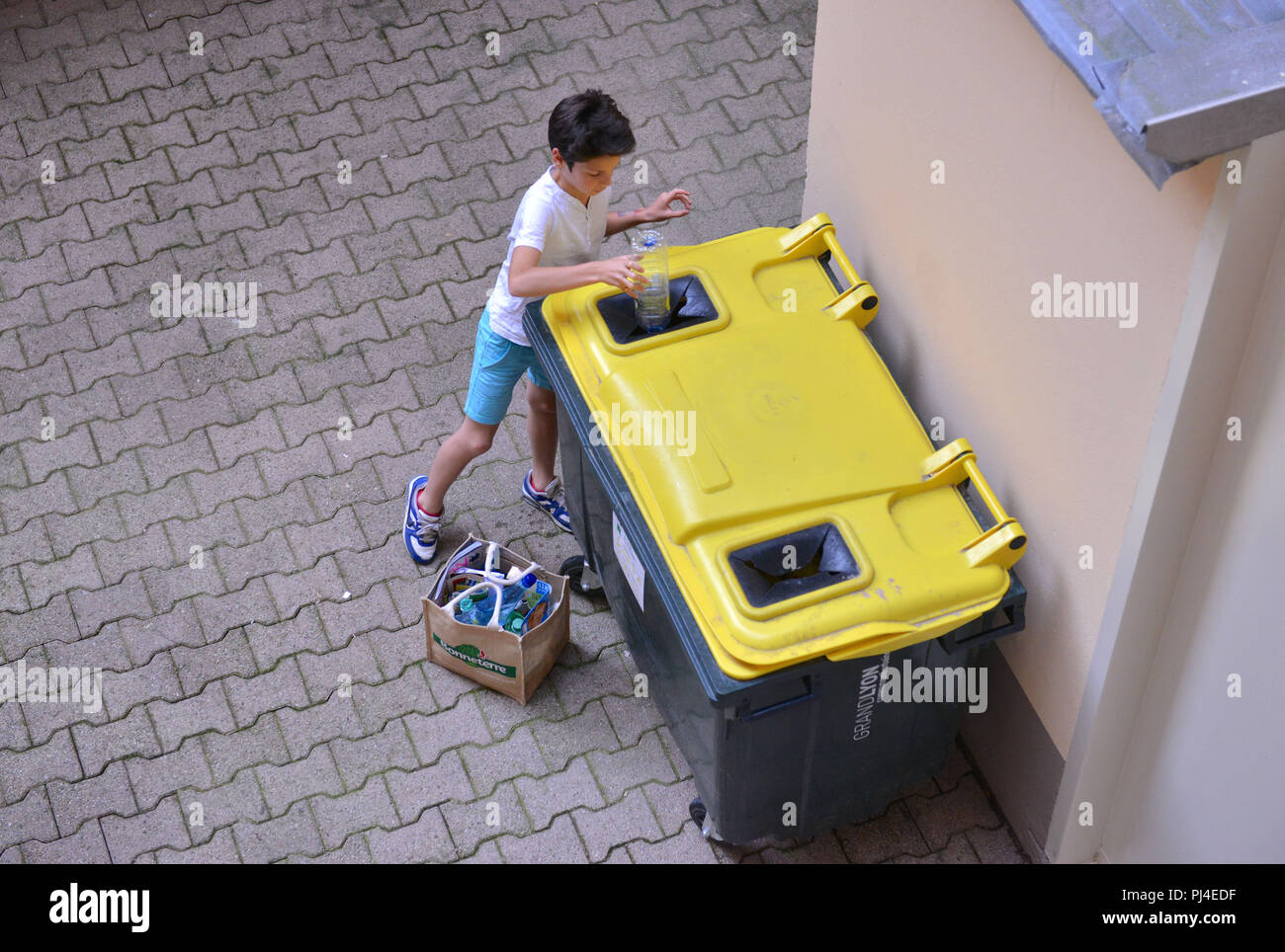 Children with pollution hi-res stock photography and images - Alamy
