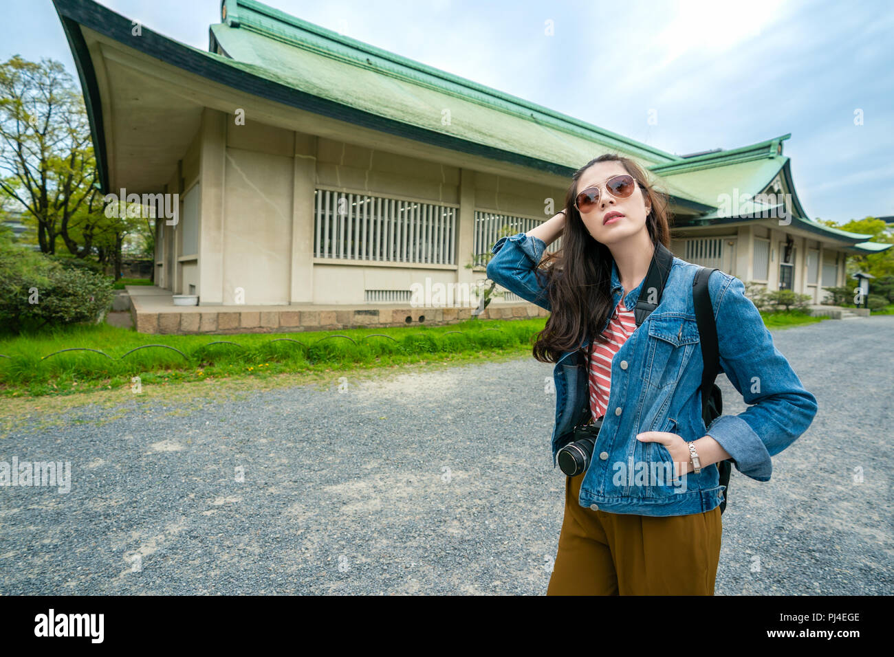 fashinable travle woman posing and putting hand in pocket while ...