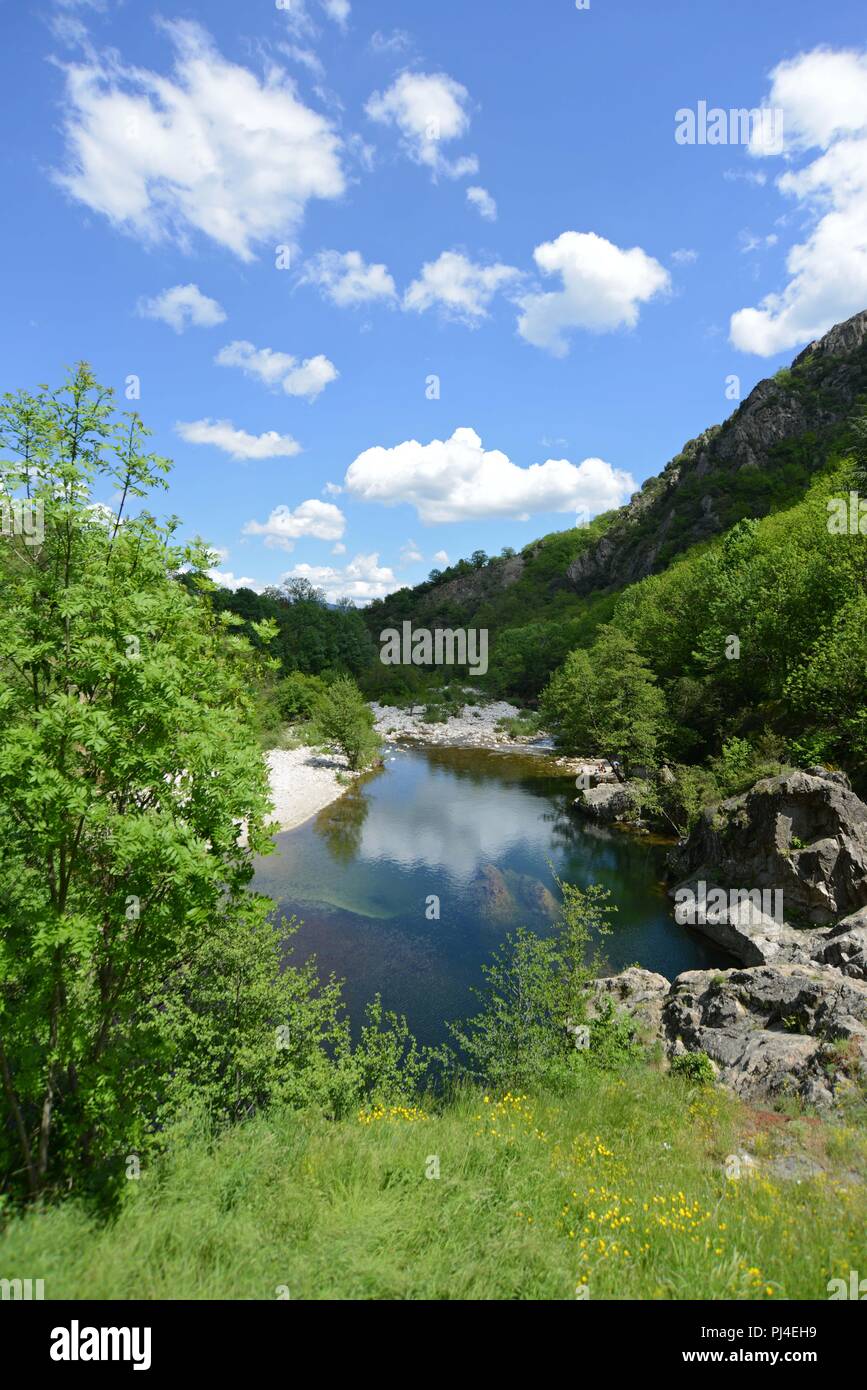 Thueyts (south-eastern France): The "Pont du diableÓ, arch bridge ...