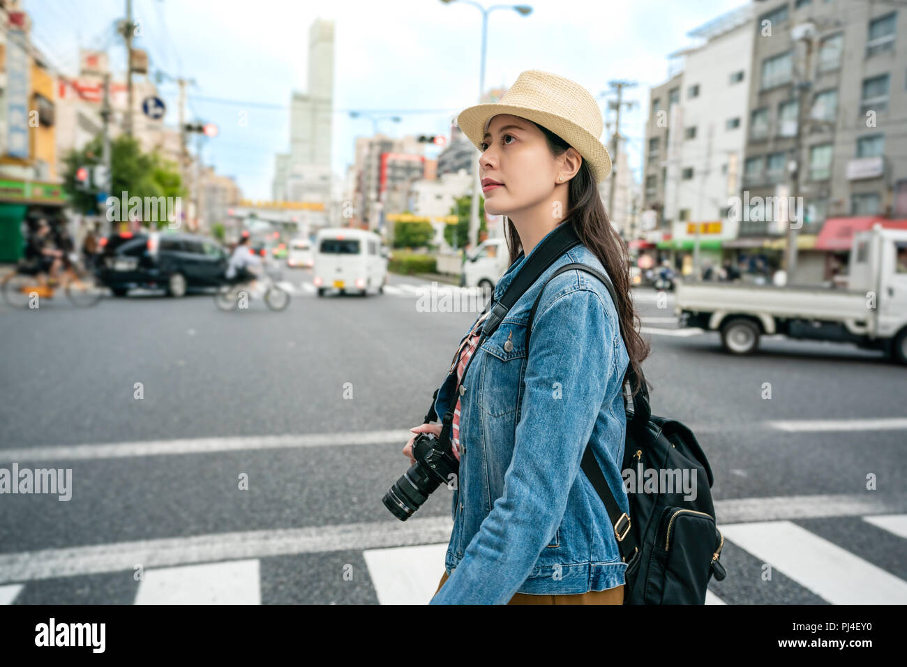 Japanese woman crossing the road hi-res stock photography and images ...