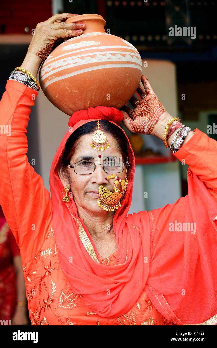 Indian woman carrying pot on head hi-res stock photography and images ...