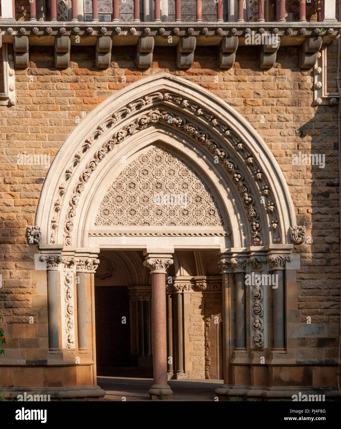 Mumbai University building at Fort campus. Intricate stone carving on ...