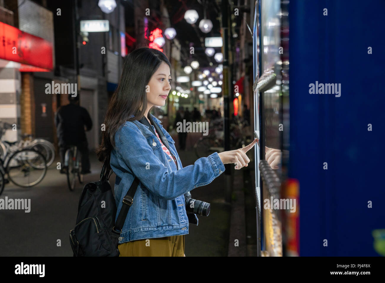 Vending machine food buying High Resolution Stock Photography and ...