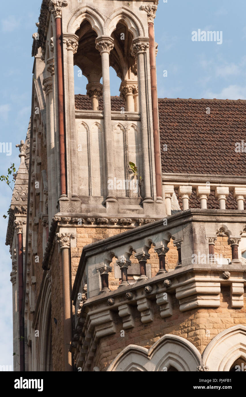 Mumbai University building at Fort campus. Intricate stone carving on ...