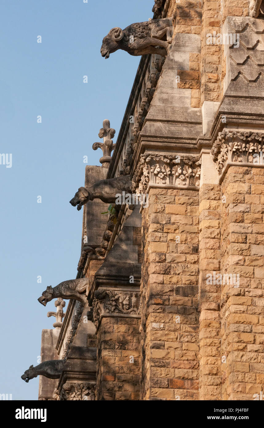Mumbai University building at Fort campus. Intricate stone carving on ...