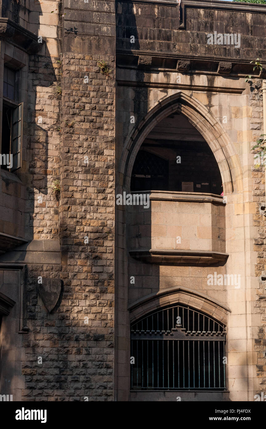 Mumbai University building at Fort campus. Intricate stone carving on ...