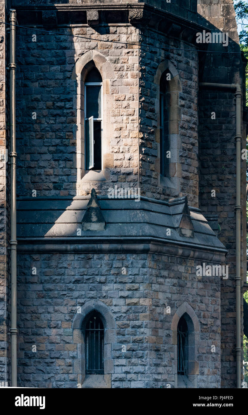 Mumbai University building at Fort campus. Intricate stone carving on ...