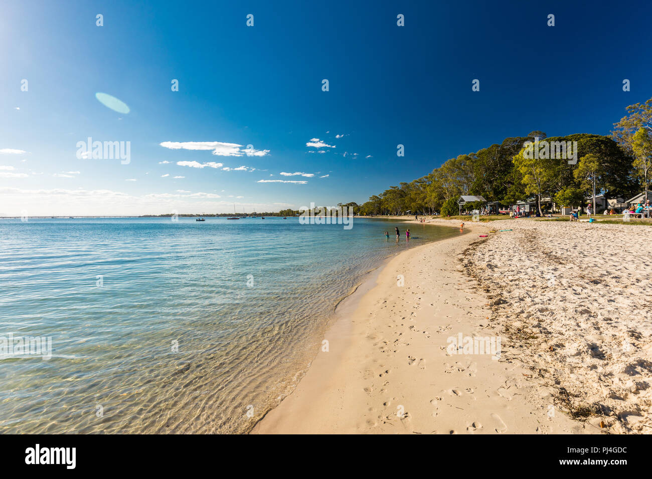 BRIBIE ISLAND, AUS - SEPT 1 2018: Beach near the Bongaree jetty on west ...