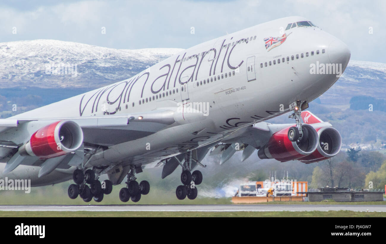 Virgin Atlantic Jumbo Jet (Boeing 747-400) departing Glasgow ...