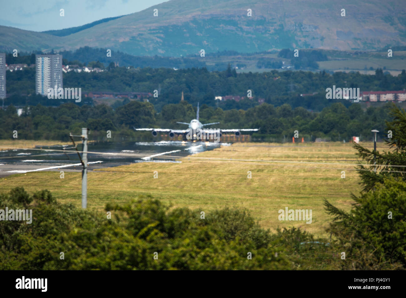 Photographing Planes taking off from runway 23 at Glasgow International ...