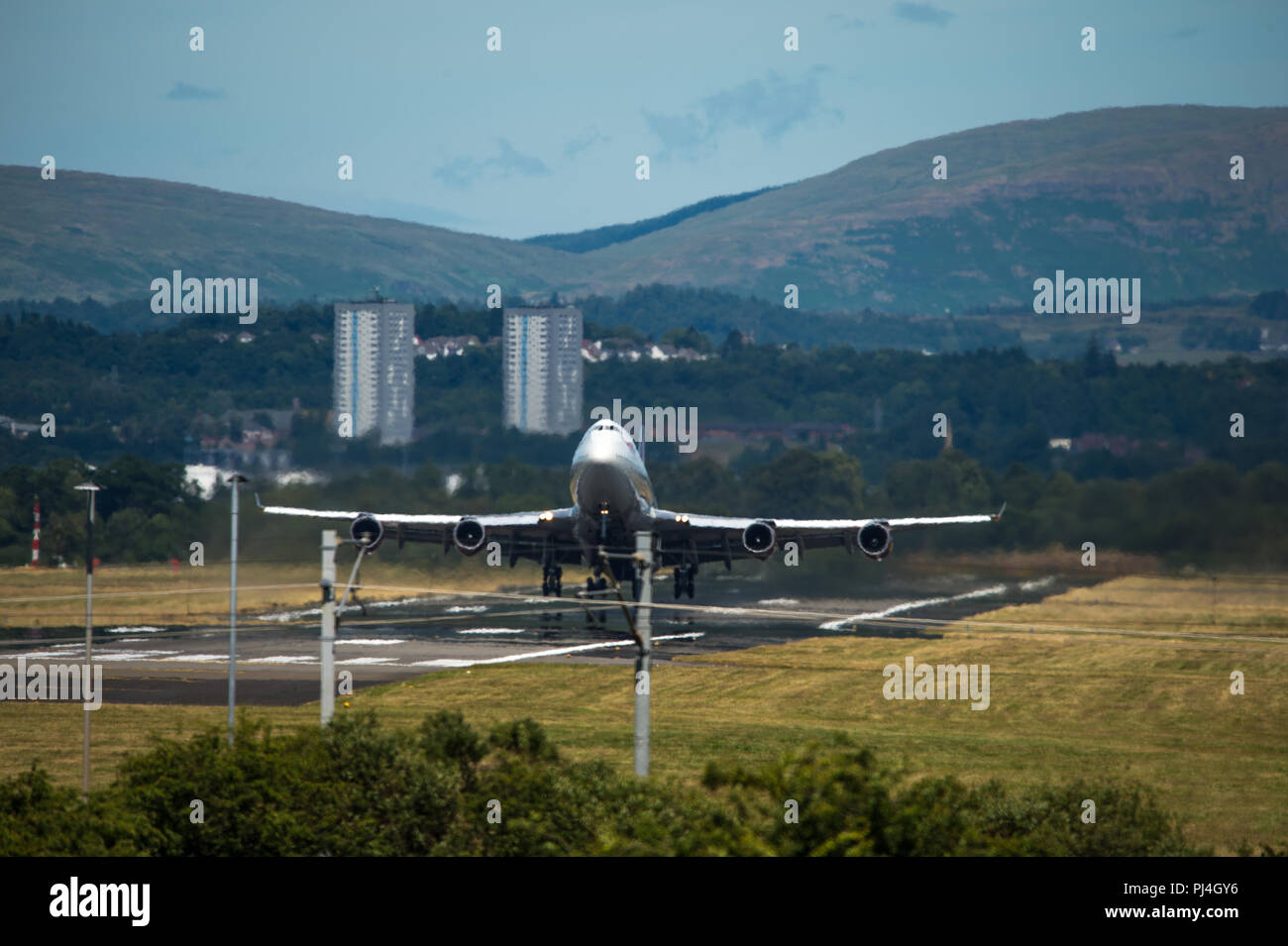 Photographing Planes taking off from runway 23 at Glasgow International ...