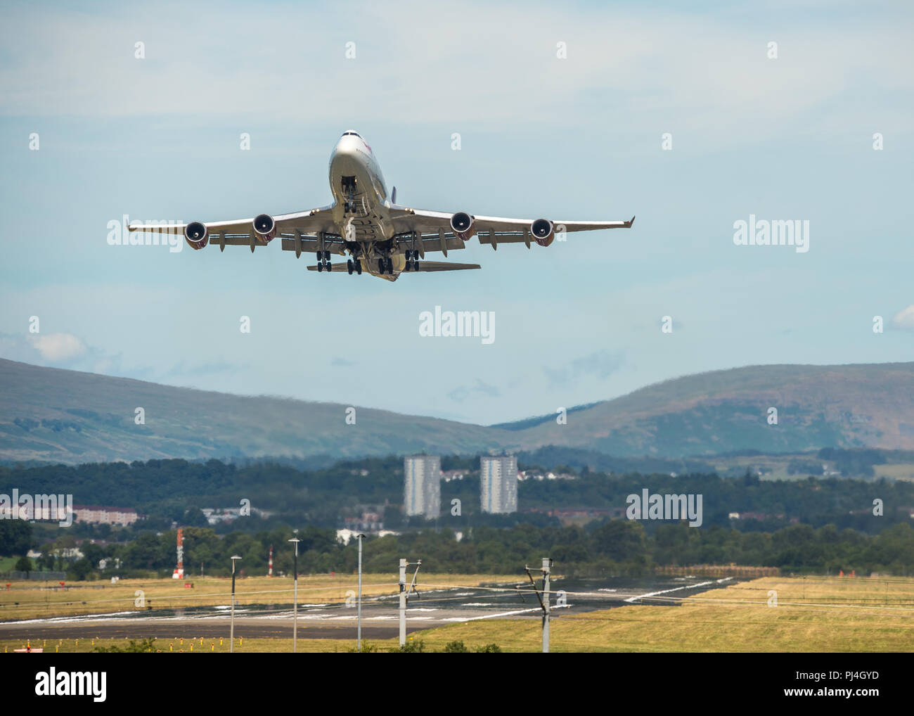 Photographing Planes taking off from runway 23 at Glasgow International ...