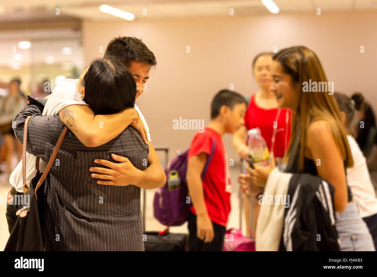 Airport arrival and hugging hi-res stock photography and images - Alamy