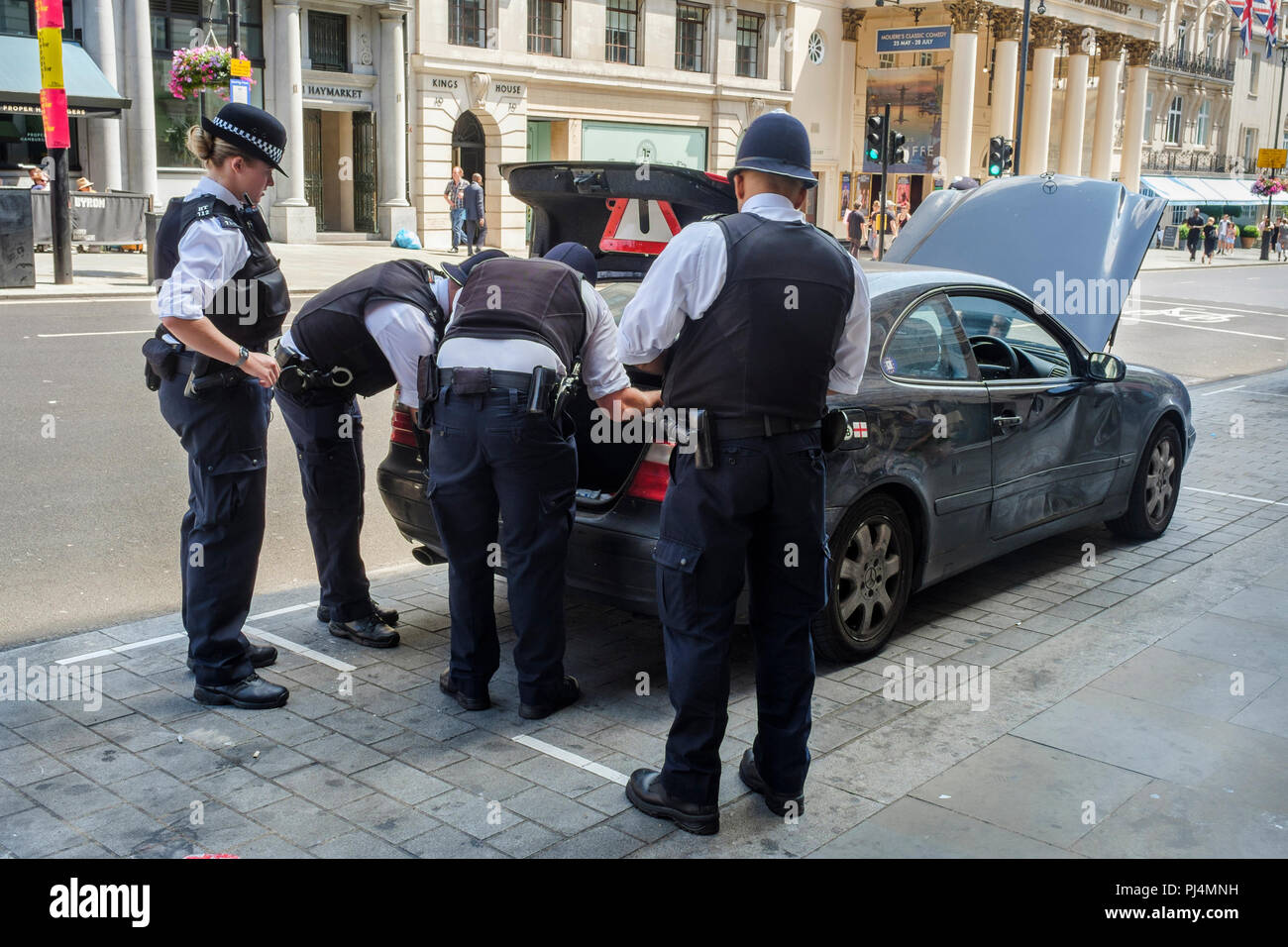 Metropolitan police vehicle hi-res stock photography and images - Alamy