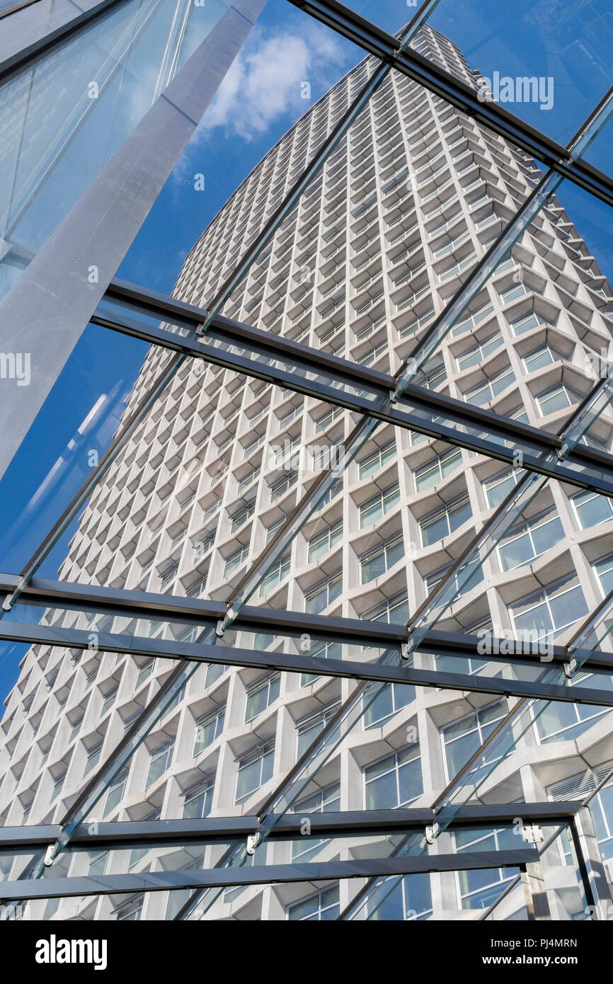 The centrepoint building hi-res stock photography and images - Alamy