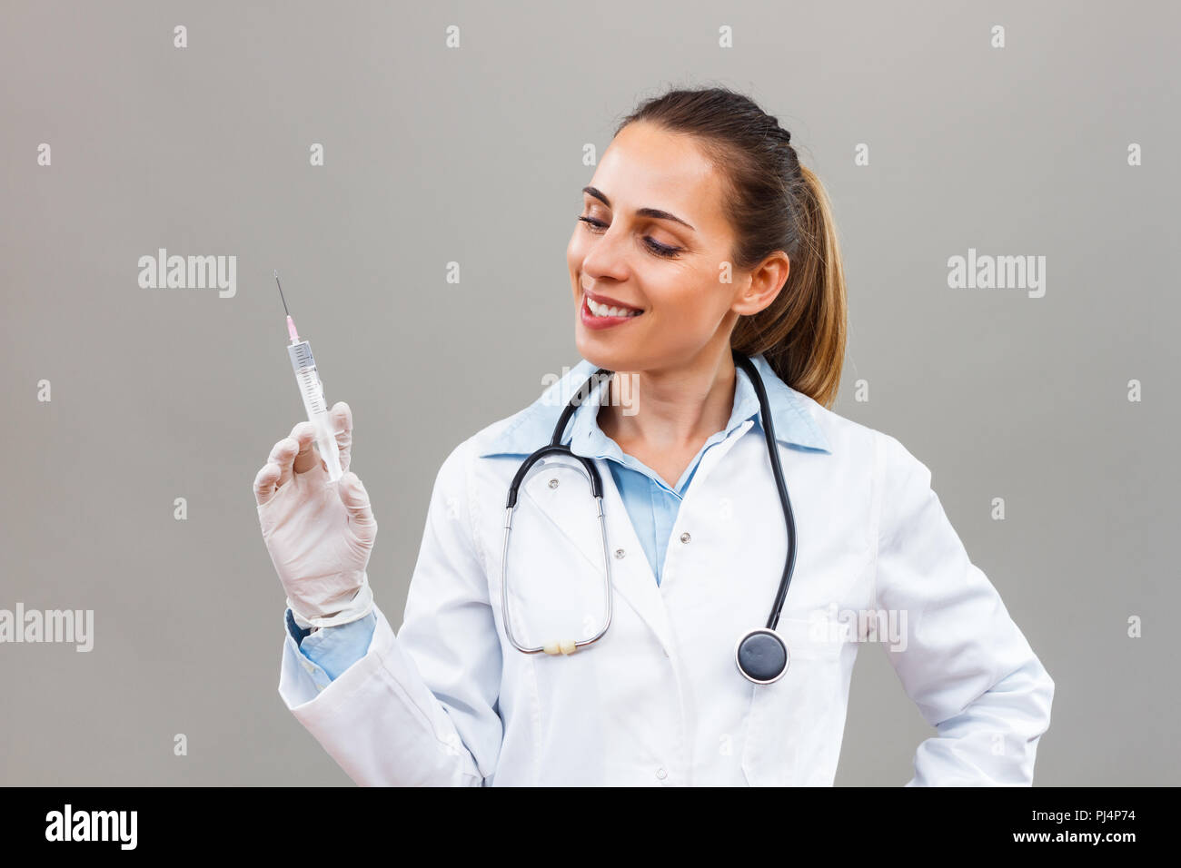 Female doctor holding injection Stock Photo - Alamy