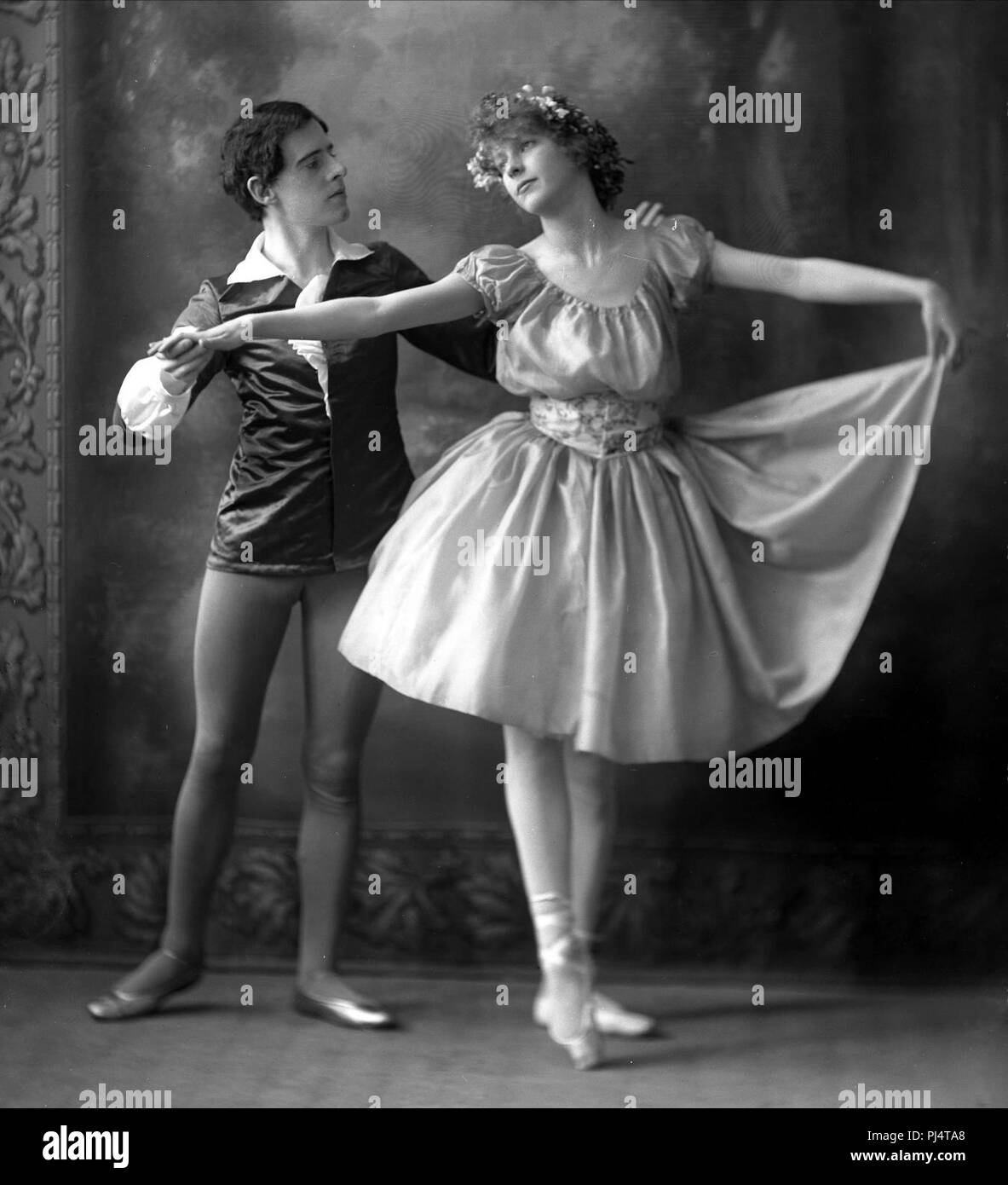 Vintage ballet dancers hi-res stock photography and images - Alamy