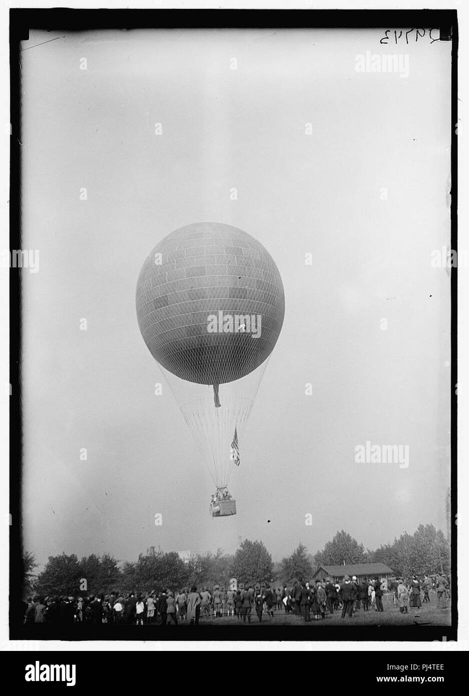 BALLOONS, ASCENSION; DEMONSTRATION OF BALLOONS ON POLO GROUNDS Stock ...