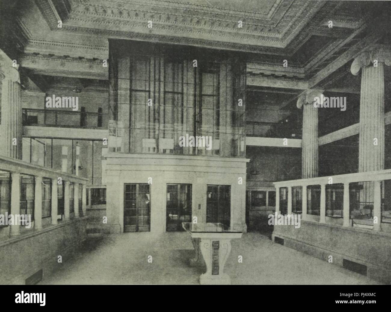 Bankers Trust Building Kassensaal Stock Photo - Alamy