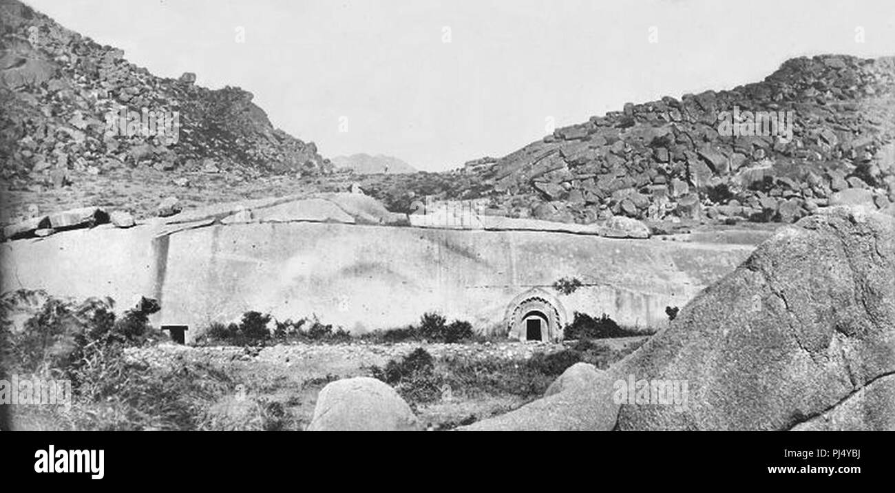 Barabar hill with Sudama and Lomas Rishi caves Stock Photo - Alamy