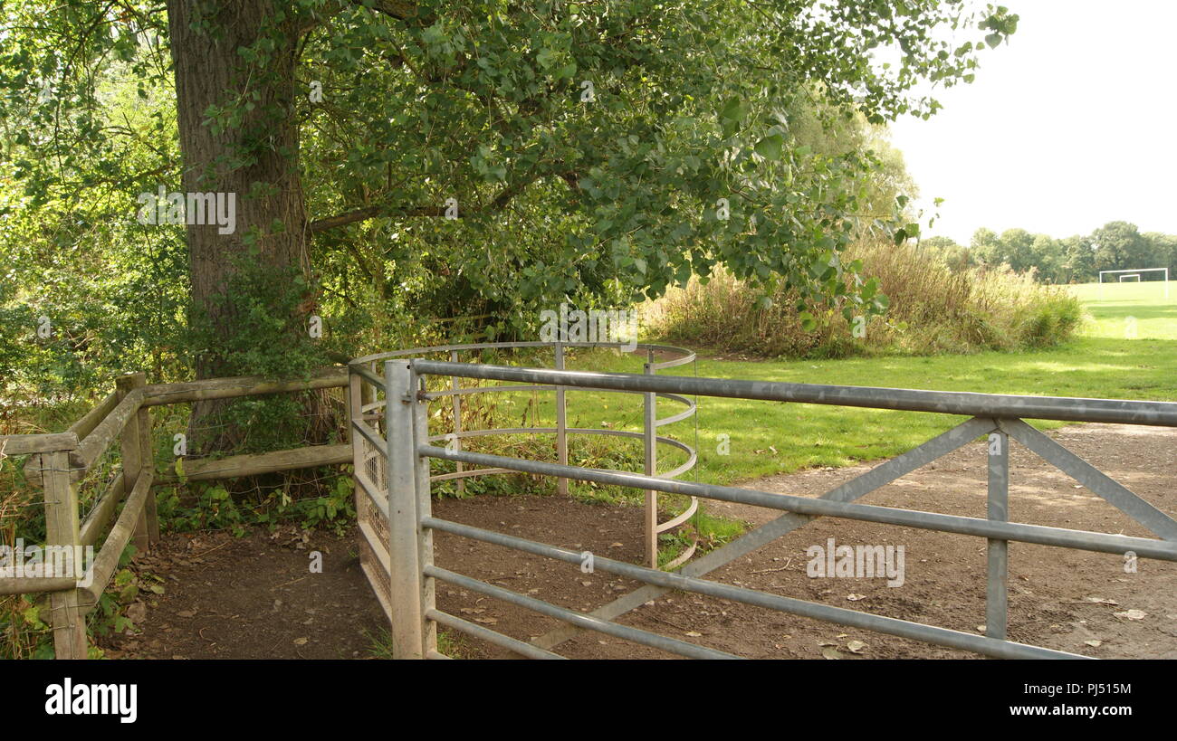 Field and country gate hi-res stock photography and images - Alamy